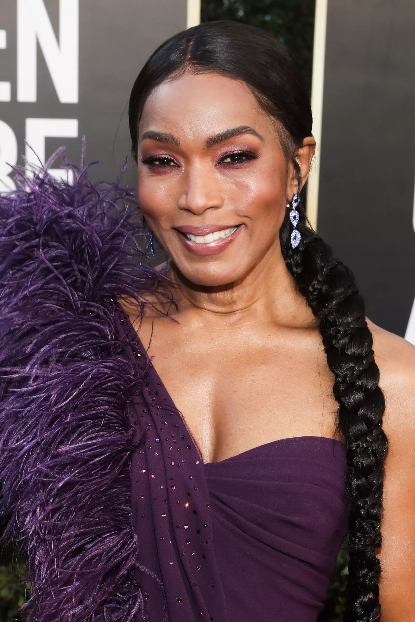 Angela Bassett nimmt an den 78. jährlichen Golden Globe Awards teil und trägt ein lila Kleid und einen oberschenkellangen Zopf