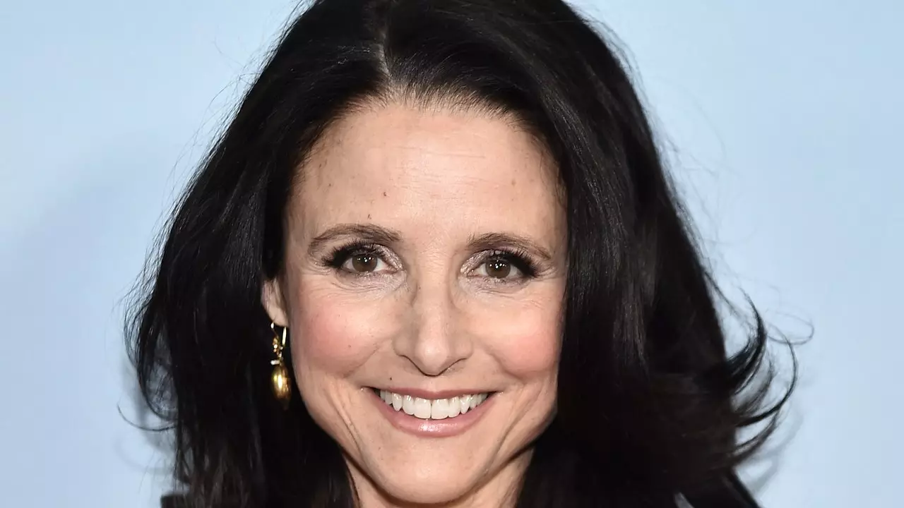 Ikusi Julia Louis-Dreyfus bere makillajea egiten PSA bideo barregarri batean