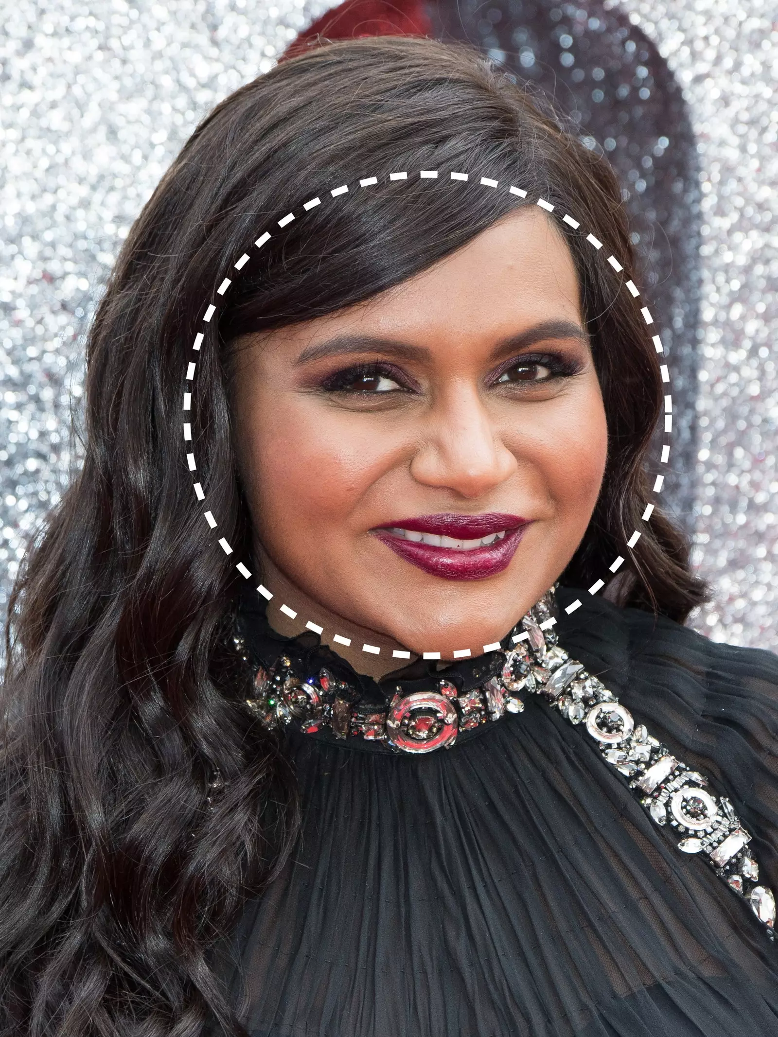 ছবিতে মুখ মানব ব্যক্তির হাসি Mindy Kaling পোশাক এবং পোশাক থাকতে পারে৷