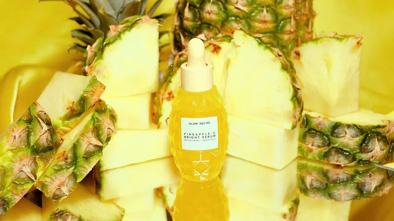 Glow Recipe tikko nometa Pineapple-C Bright serumu, un tas ir TIK labi