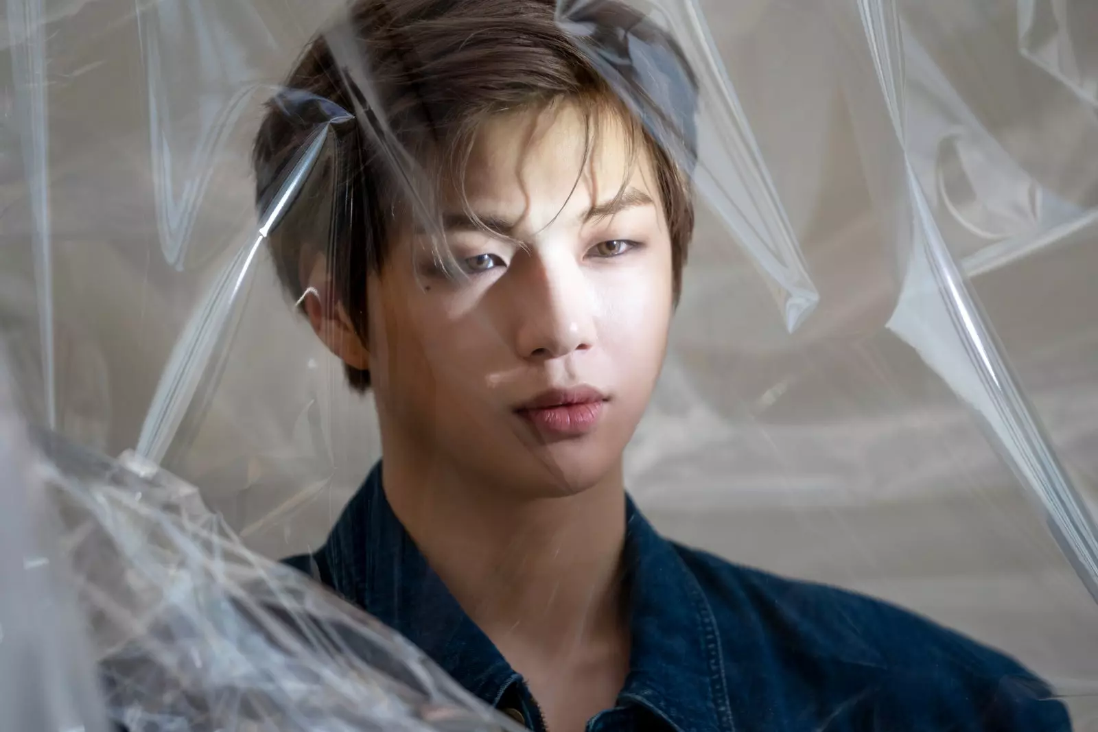 Kang Daniel pẹlu imọlẹ didan lori oju rẹ