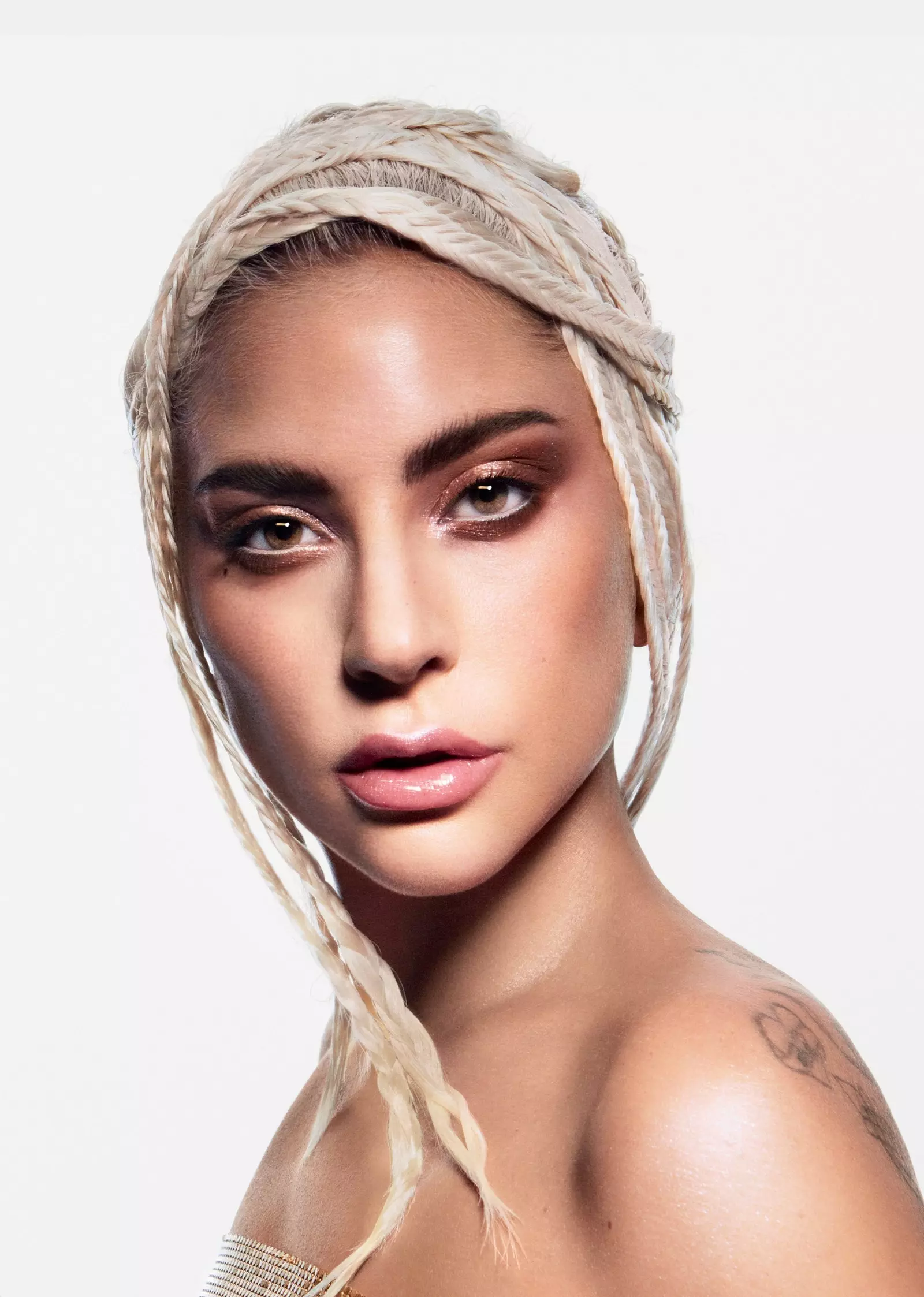 Allure Oktober 2019 Cover Shoot Lady Gaga dra baie fyn platinum blonde visstertvlegsels.