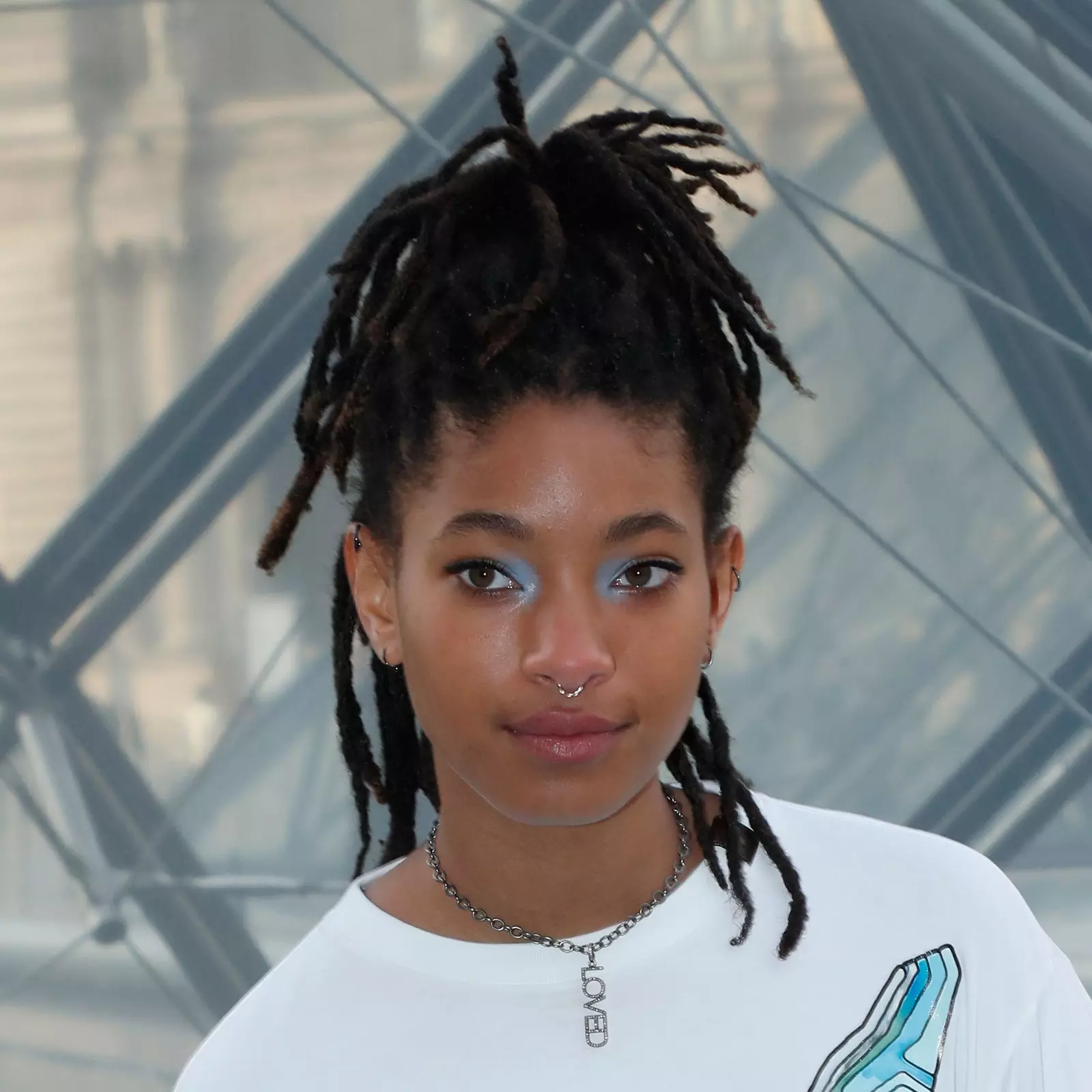 A képen a következők lehetnek: Willow Smith Clothing Apparel Human Person Necklace Jewelry Kiegészítők és Ujj