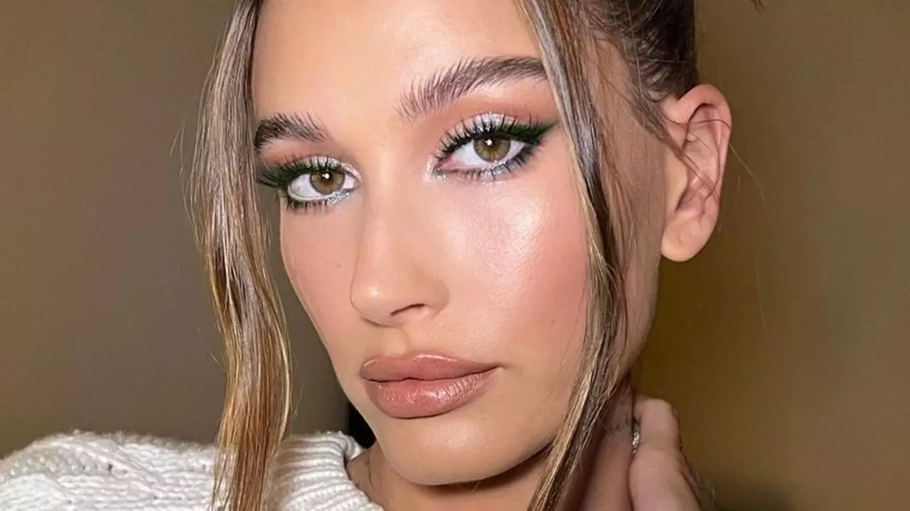 Deep Green Eyeliner Hailey Bieber je mojstrski tečaj ličenja za praznične zabave