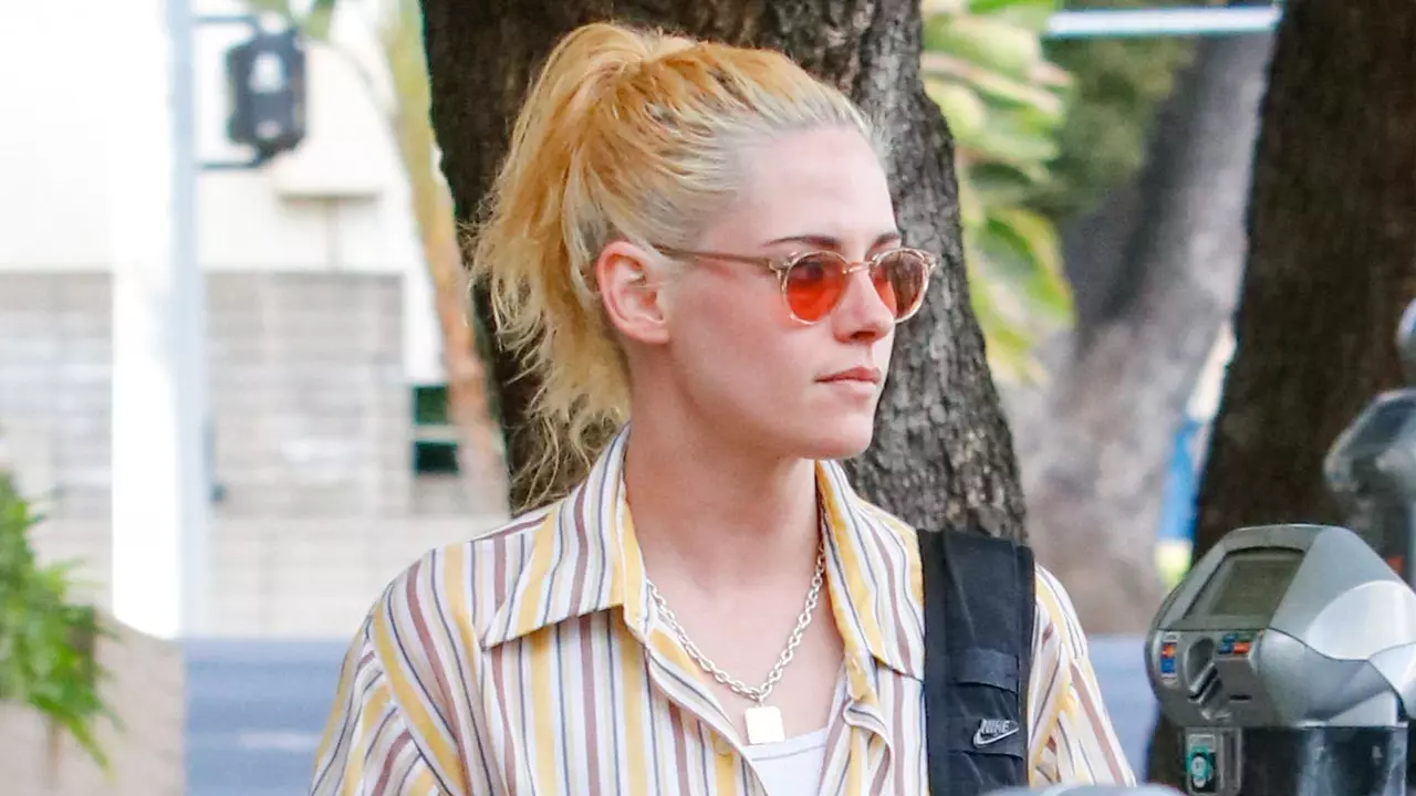 De Locket Kristen Stewart Wears Iwwerall huet Lipstick Bannen