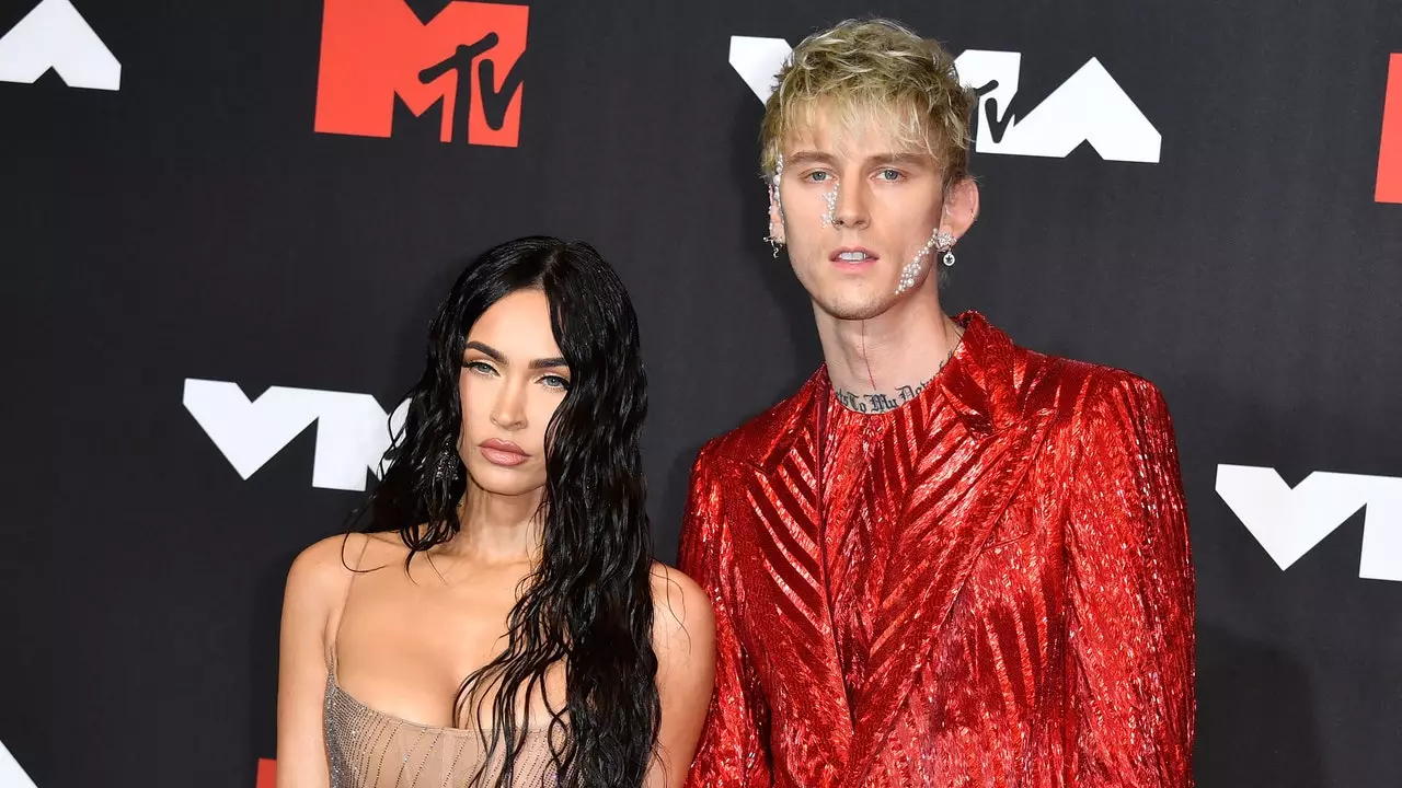 Megan Fox နှင့် Machine Gun Kelly တို့သည် Matching Manicures တွင် ပါဝင်ခဲ့သည်။