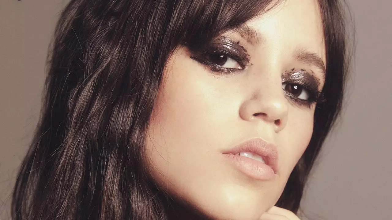 Jenna Ortega si tartiib ah ayay u socotaa - iyo si shil ah - waxay isu beddelaysaa Arbacada Addams