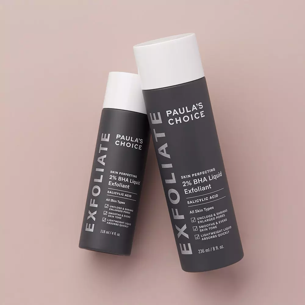 پيلا گلابي پس منظر تي 2 BHA Liquid Exfoliant پرفيڪٽ ڪندڙ Paula's Choice Skin جي هڪ چار آونس ۽ اٺ آونس بوتل