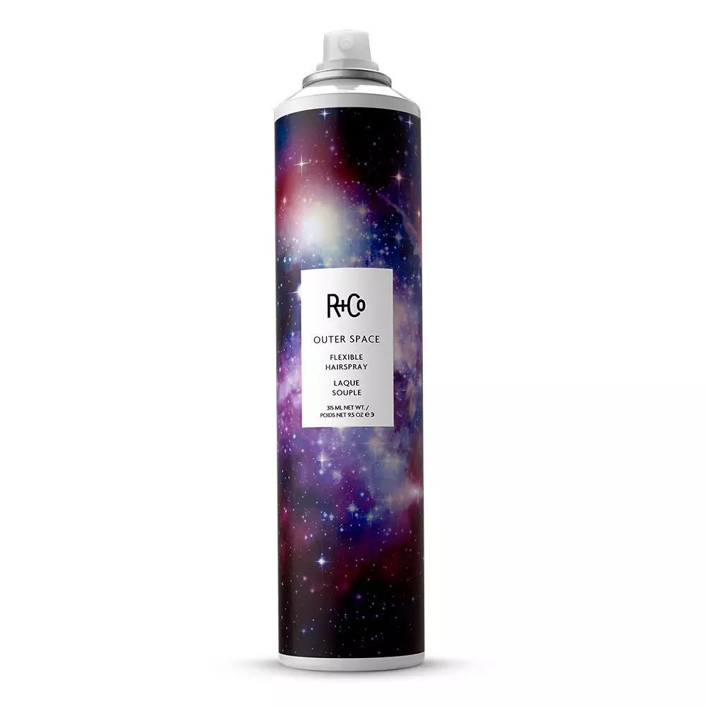 Ang R+Co Outer Space flexible nga naghupot sa hairspray sa puti nga background