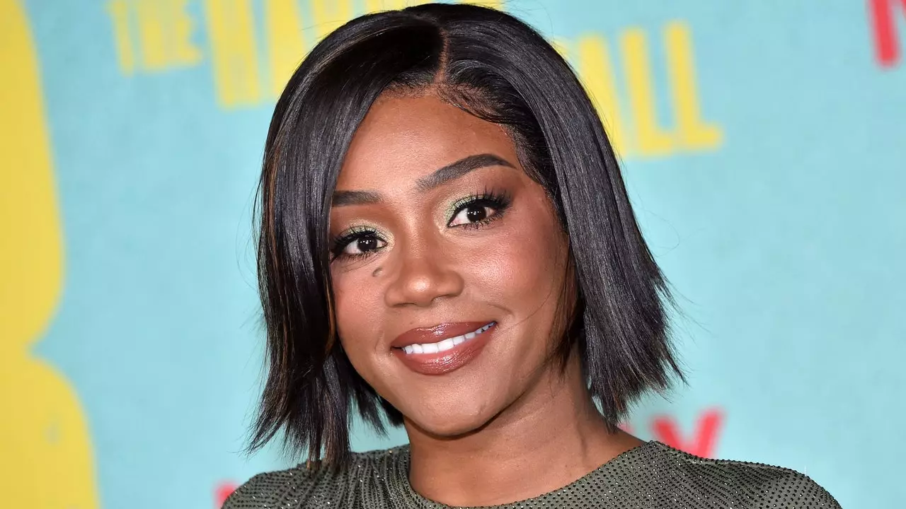 Tiffany Haddish wetara ntutu na-acha anụnụ anụnụ Pixie na "Ihe ngosi abalị"