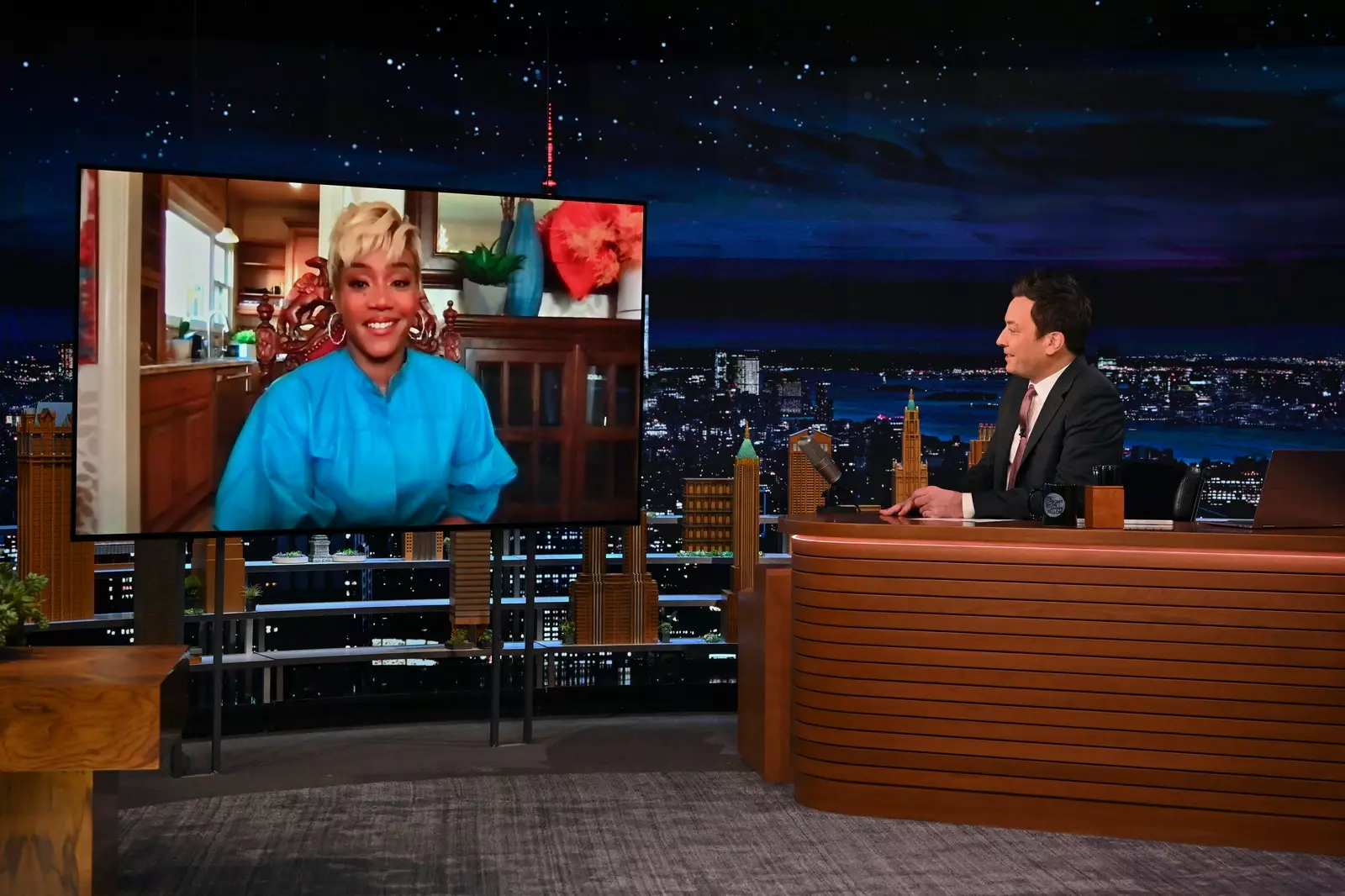 Tiffany Haddish turi l-qatgħa tal-pixie Blonde tagħha fuq The Tonight Show.