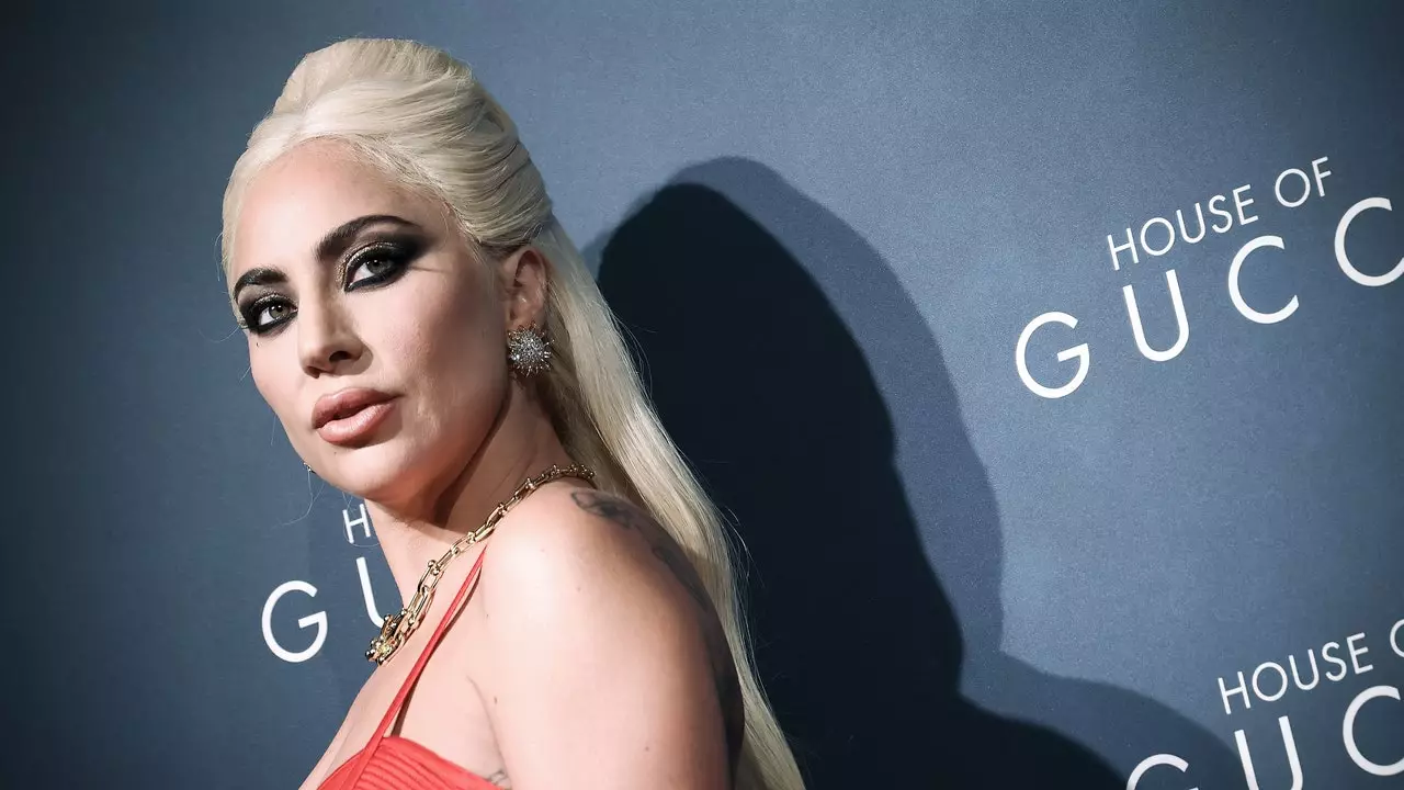 Lady Gaga har sløyfe, svevende gardinsmell nå