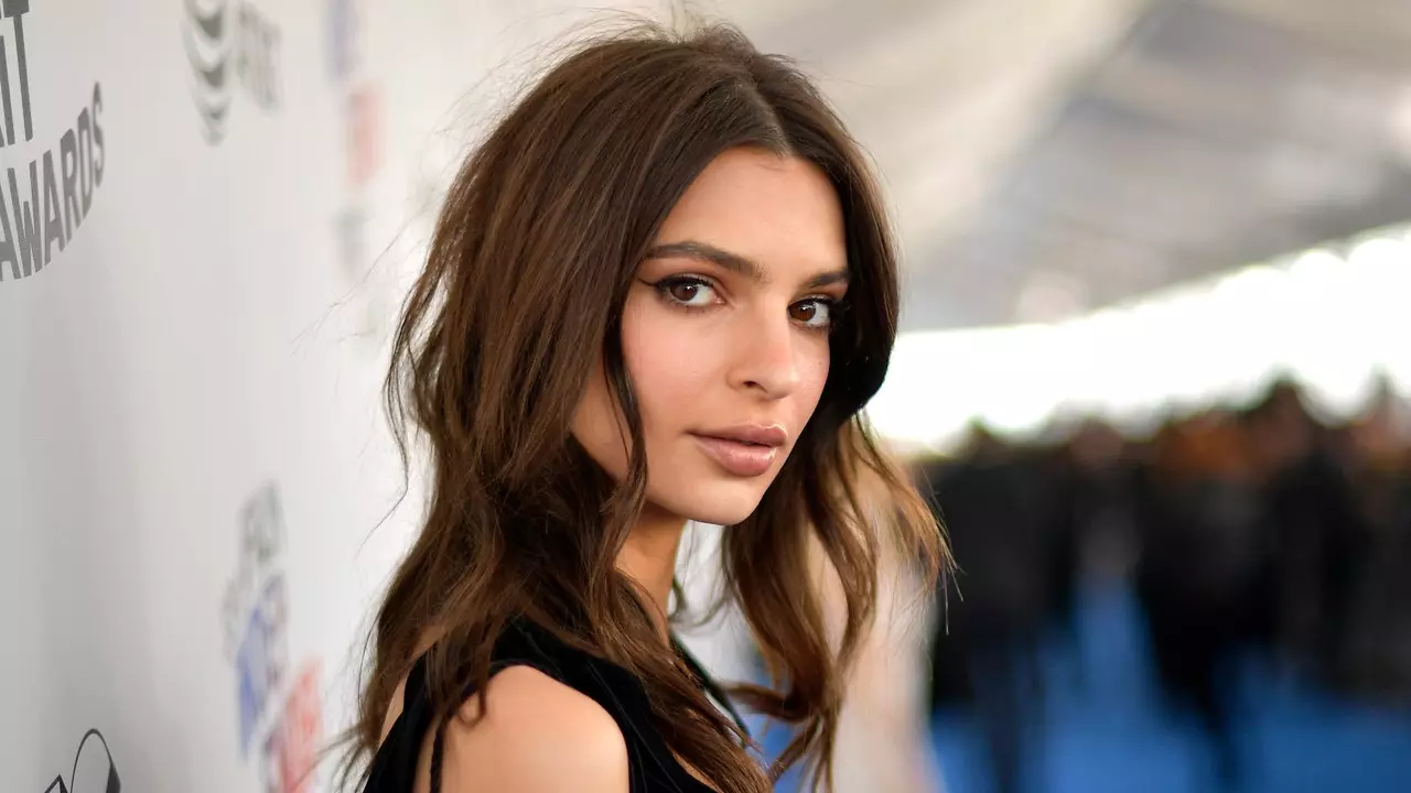 Emily Ratajkowski በትልልቅ ባንግስ የ Twee መመለስን ሙሉ በሙሉ ተቀብላለች።