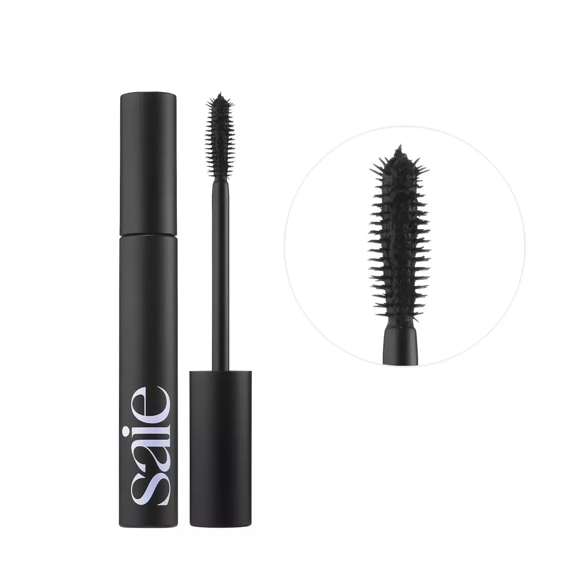 Mascara iswed imneħħi mit-tubu tagħha fuq sfond abjad