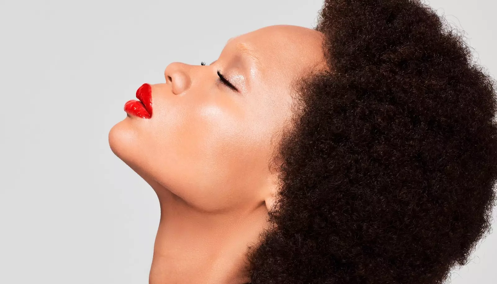 modelka nosząca czerwoną szminkę i afro oczy zamknięte na włosy powabna 2020 best of beauty awards