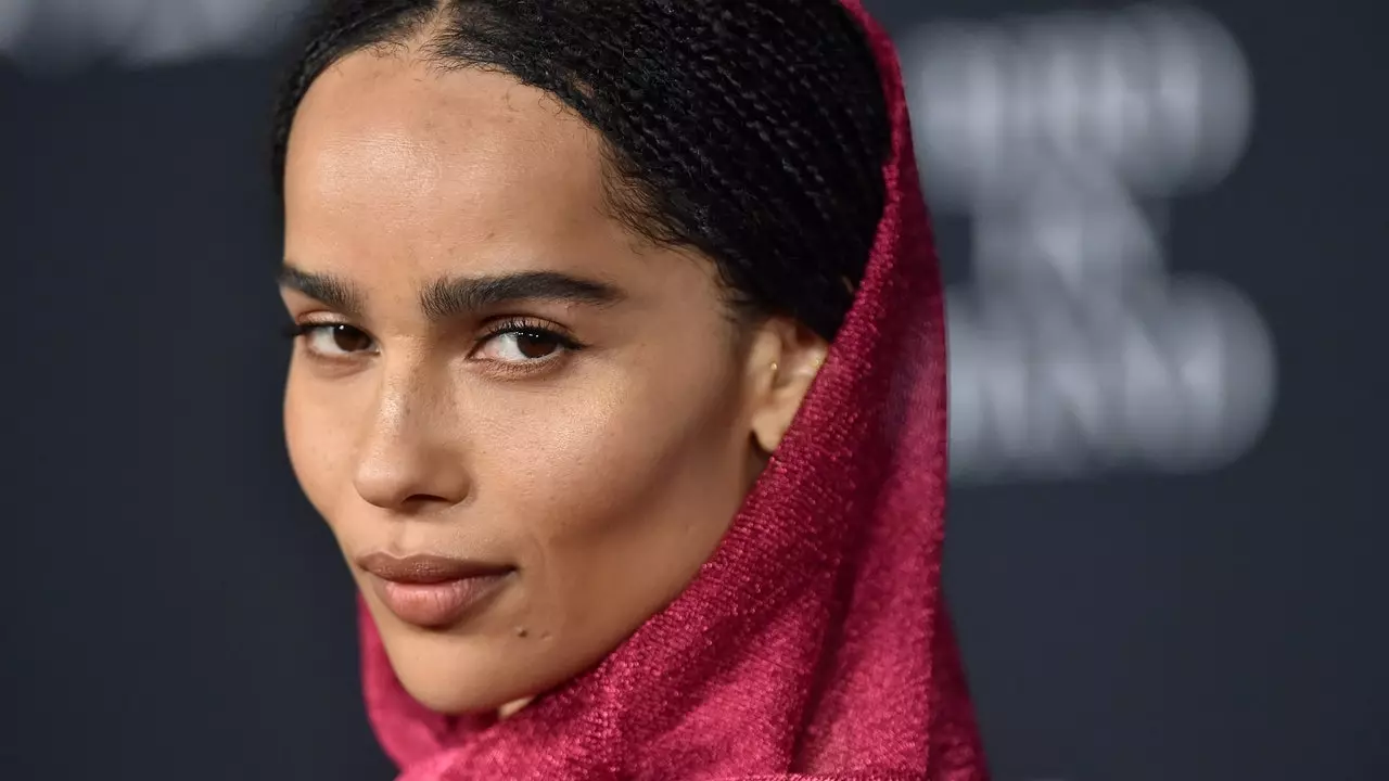 Zoë Kravitz só se ve ben cun microbob azul eléctrico