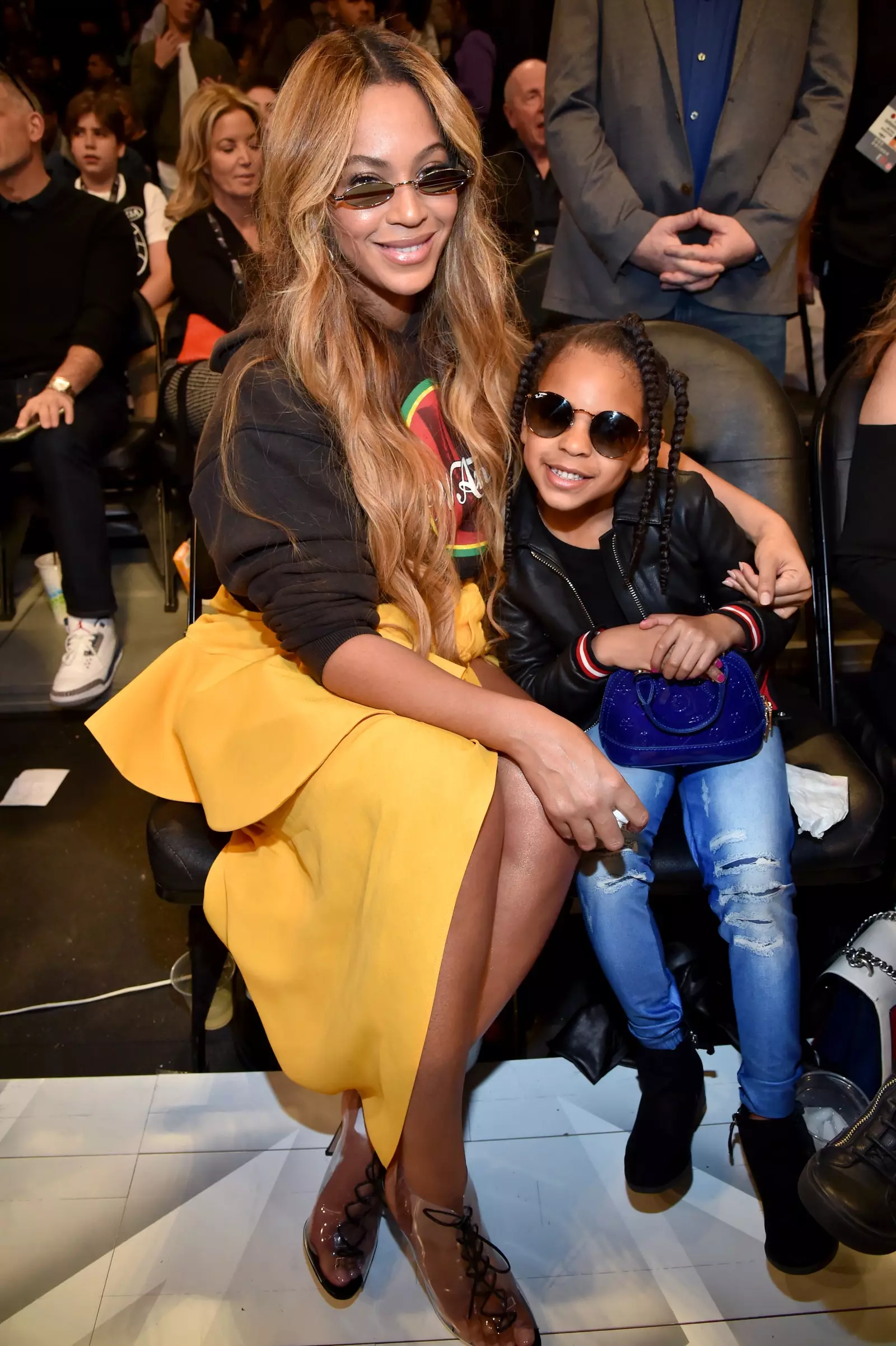 Maaaring naglalaman ang larawan ng Beyonc Clothing Apparel Footwear Shoe Human Person Sunglasses Accessories Accessory and Coat