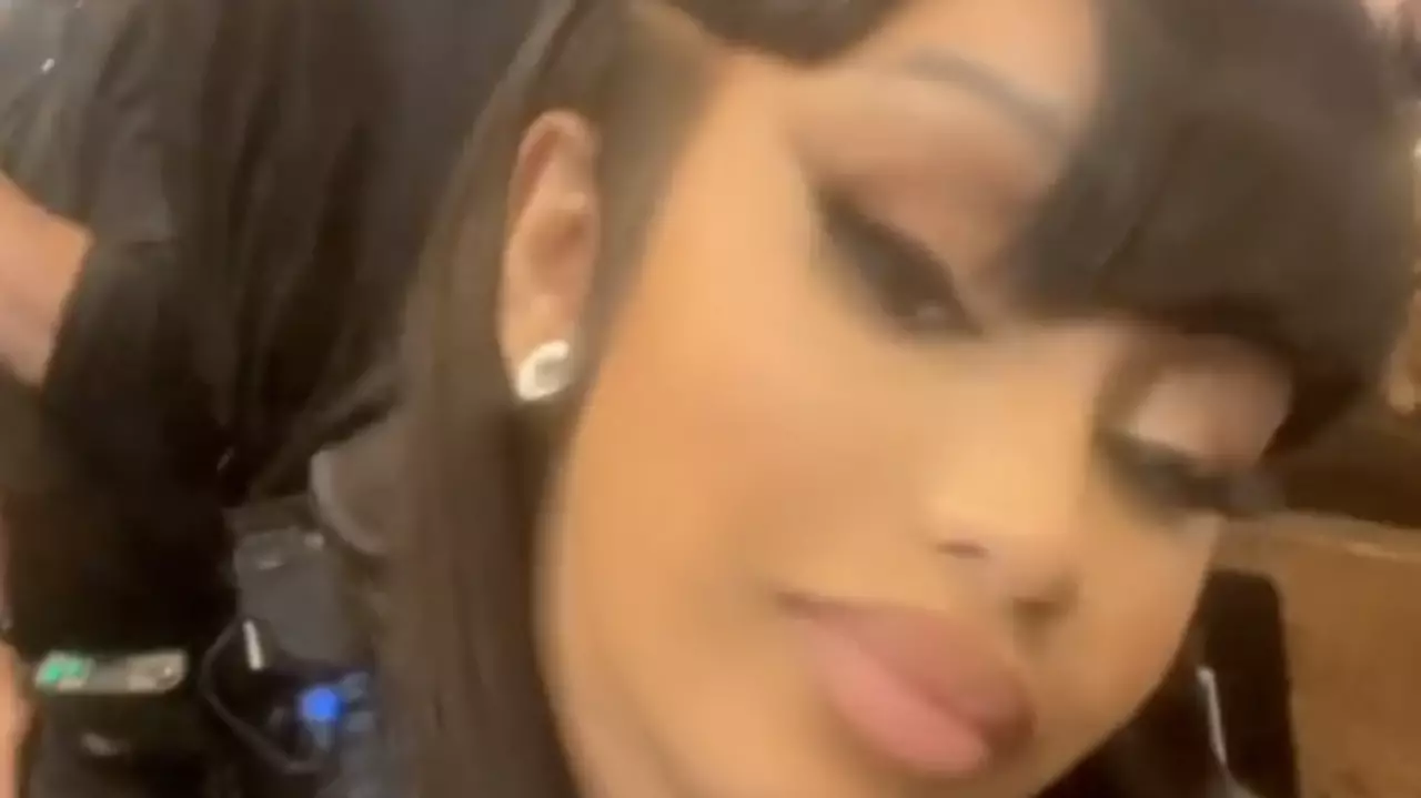 Cardi B het daarin geslaag om ongelyke ponye en ekstra lang bakkebaarde koel te laat lyk