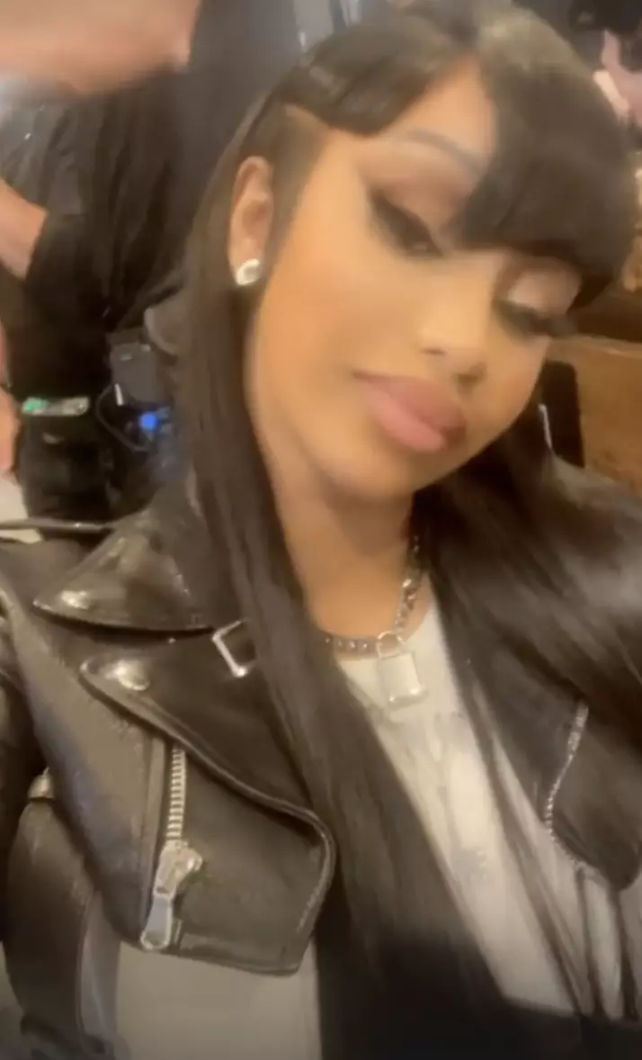 Cardi B ishyiraho inkuru ya Instagram yerekana udusimba dushya twa asimmetrike hamwe no gutwika kuruhande.