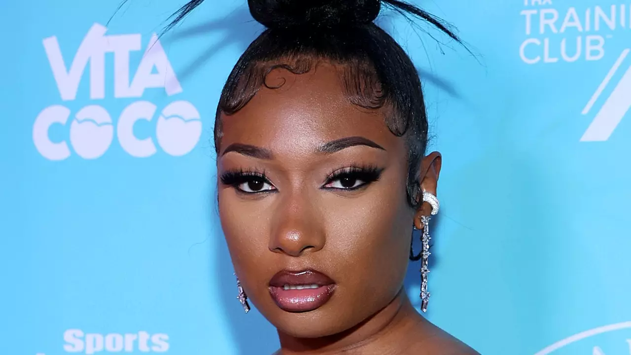 Megan Thee Stallion het saam met BTS opgetree in die Cutest Bangs en Half Updo