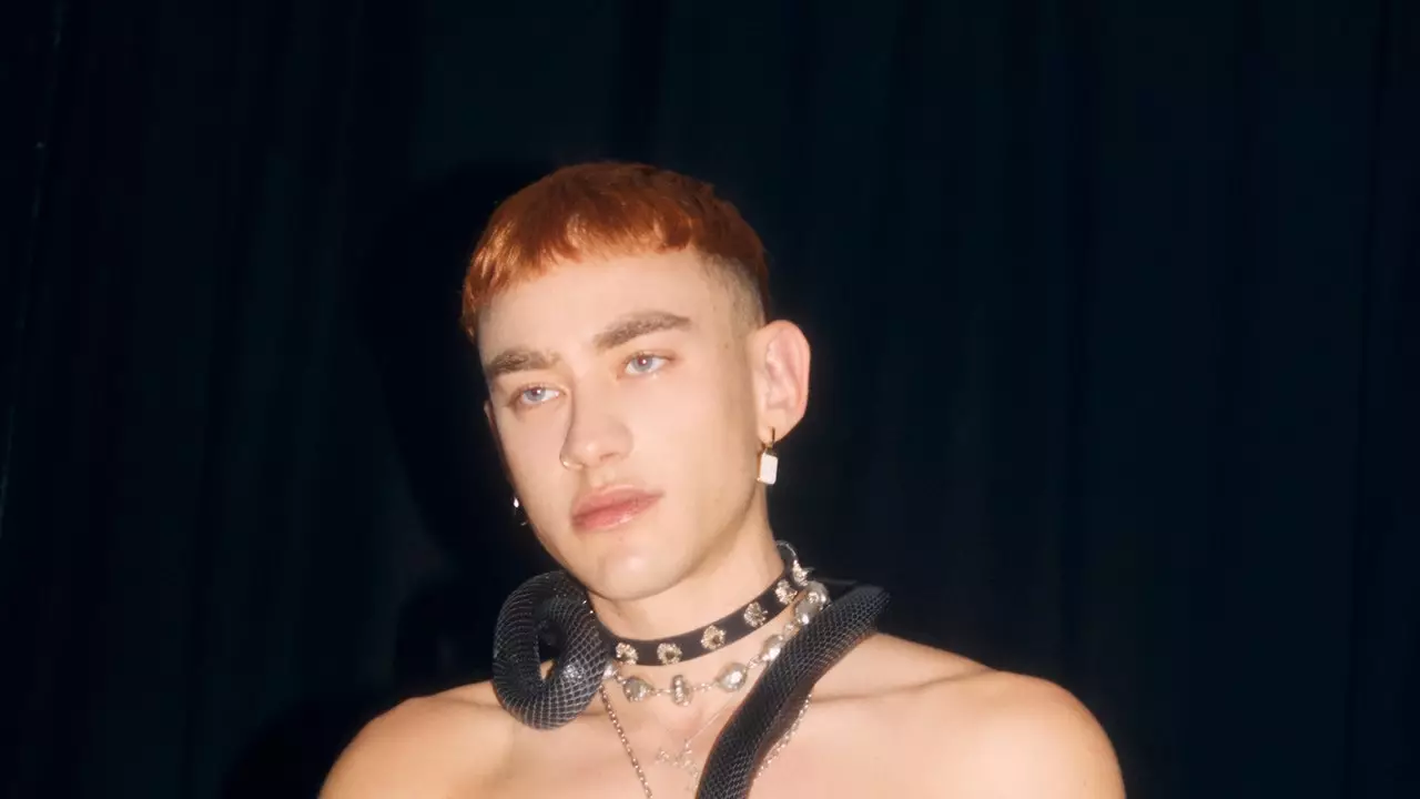 Olly Alexander fala das transformacións do cabelo... Por riba e por debaixo do cinto