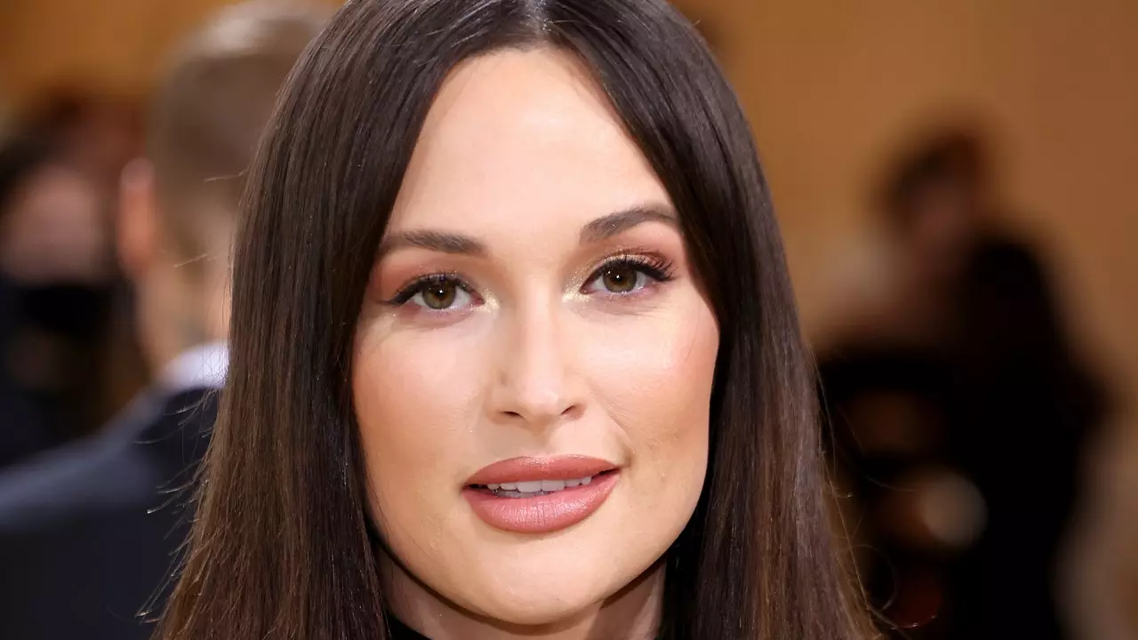 Kacey Musgraves! Růžové vlasy! Podívej se na to!