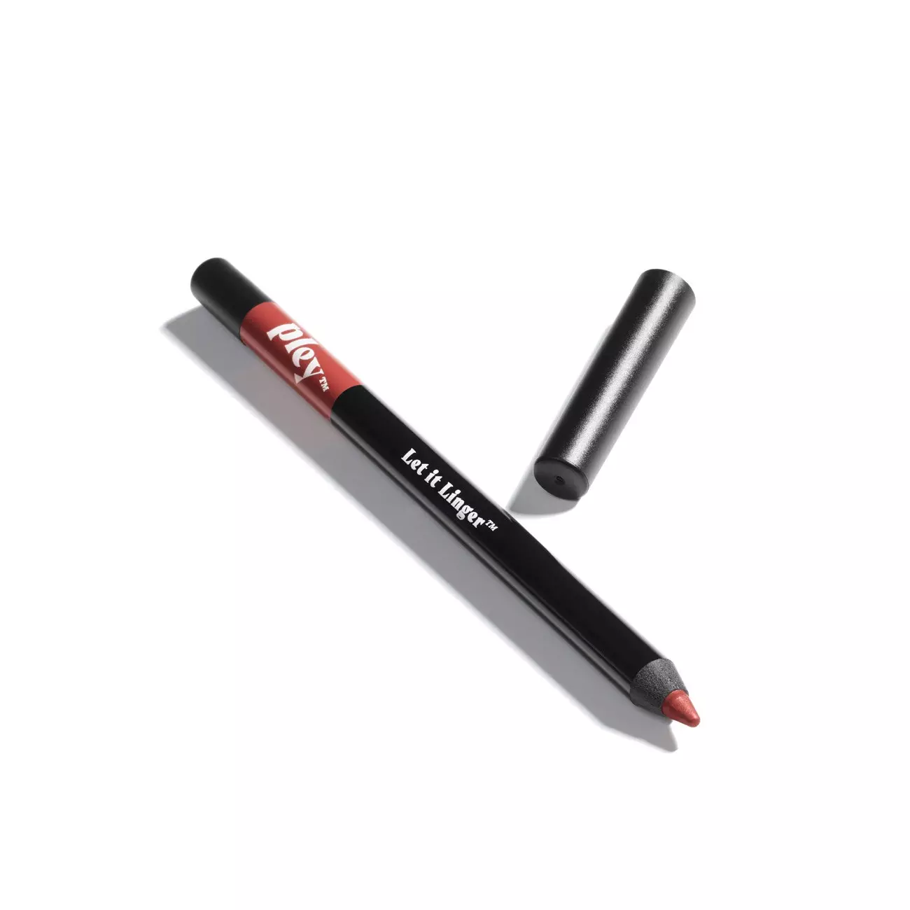 Pley Beauty roter Eyeliner vor weißem Hintergrund.