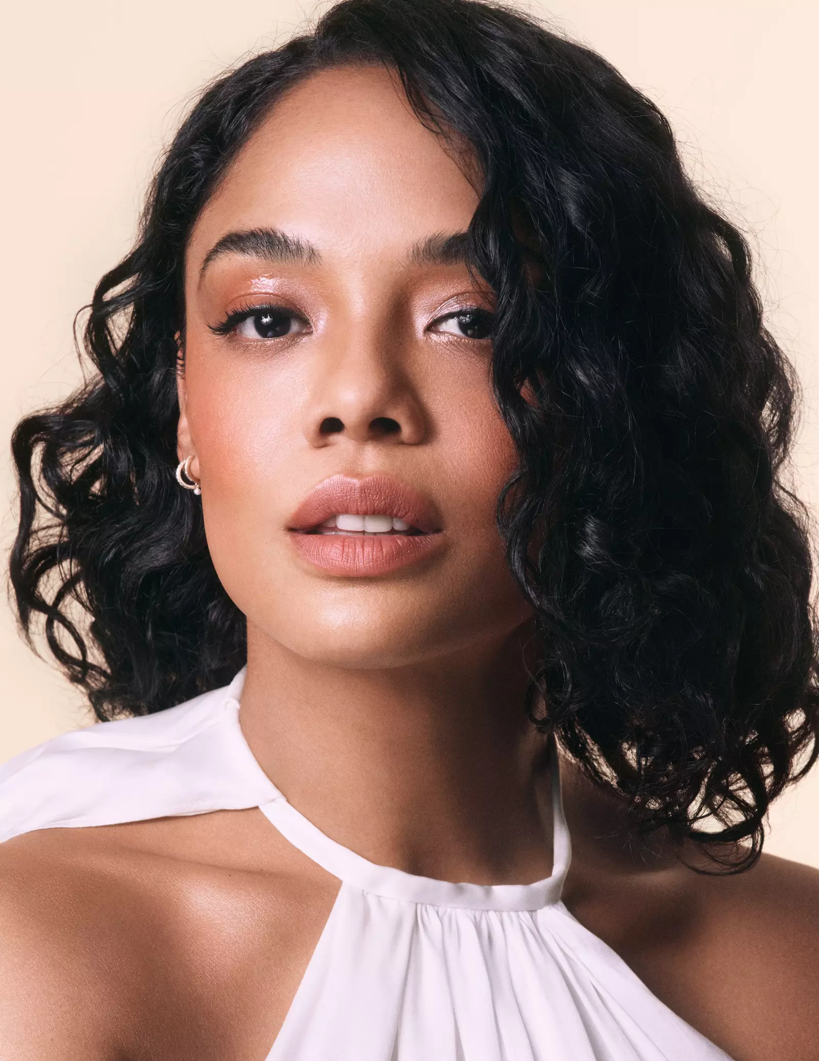 mynd af Tessa Thompson fyrir Armani fegurð