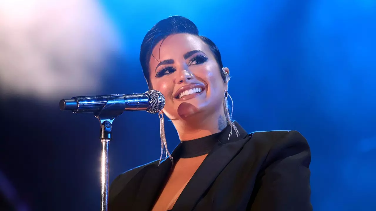 Ég er með mígreni að horfa á nýja höfuðflúr Demi Lovato