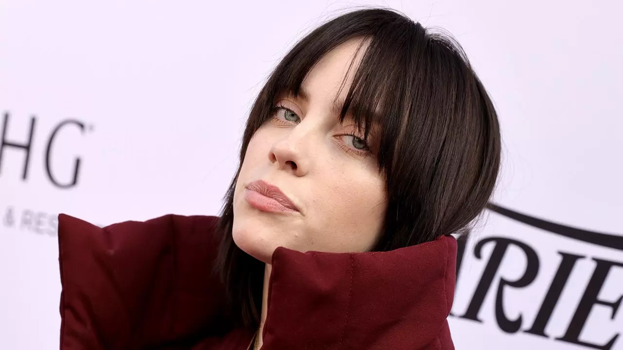 Billie Eilish var með rautt hár í viku árið 2021 og enginn vissi um það