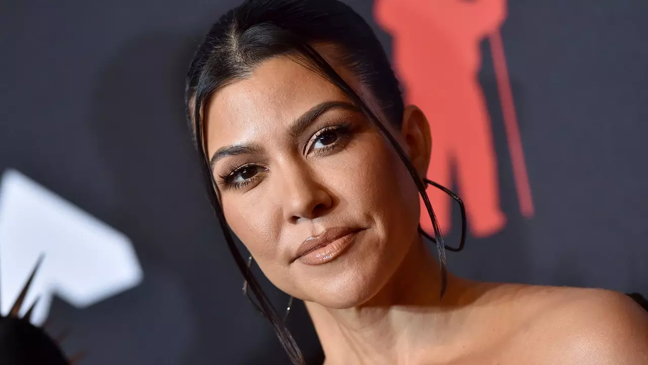 Kourtney Kardashian er nú þakinn húðflúrum eins og unnusti Travis Barker