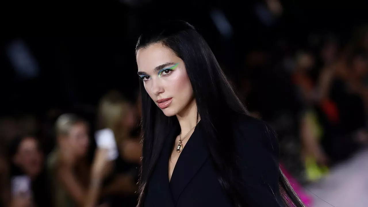 A nova manicure de Dua Lipa parece uma árvore de Natal de outro mundo