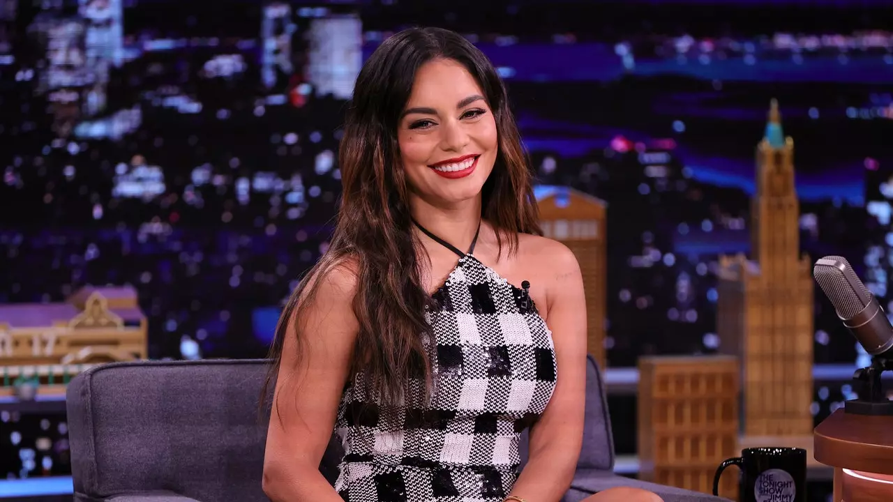 Vanessa Hudgens 70-ci illərin bayram qlamı ilə tüklü saçlarını geri qaytarır