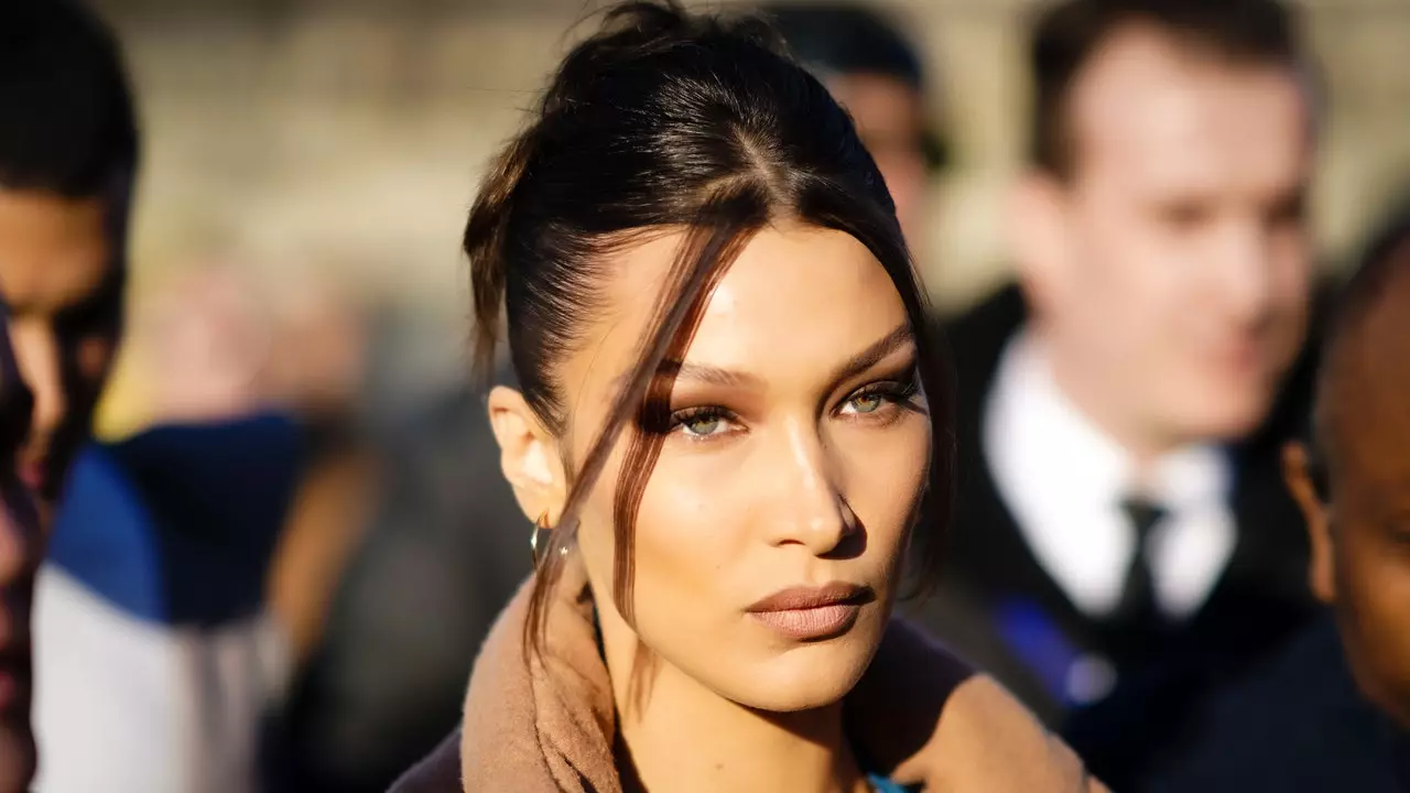 Bella Hadid Uşaqlıqda Sevimli Saç Aksesuarlarınızdan Birini Geri Gətirdi