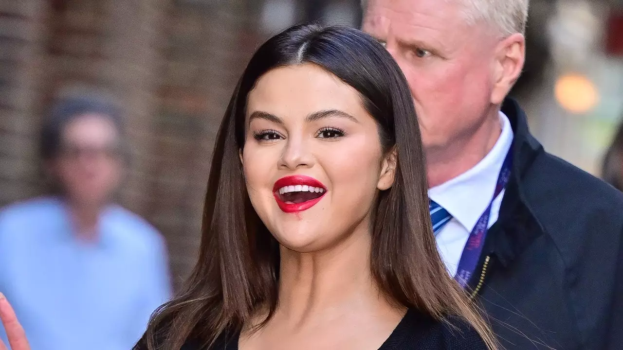 Adivinhe qual é a tatuagem nas costas de Selena Gomez porque não temos ideia