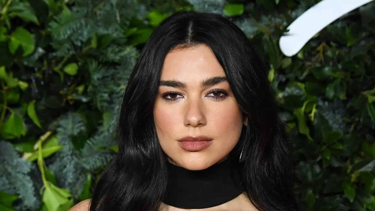 Manicure ya Hivi Punde ya Dua Lipa Inachuja Dhahabu Halisi