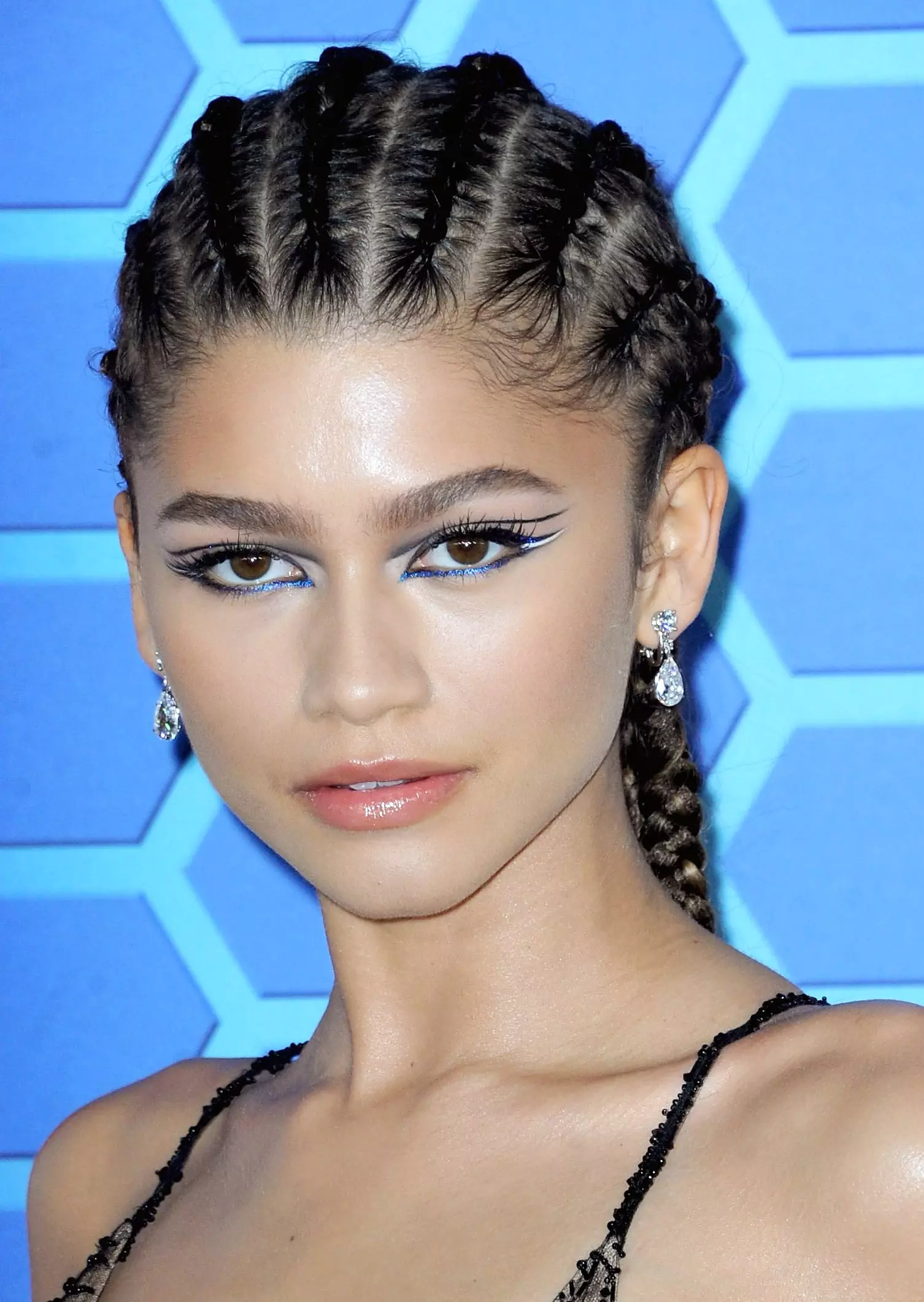 Zendaya usa um delineador gráfico ousado na estréia do Homem-Aranha No Way Home em Los Angeles