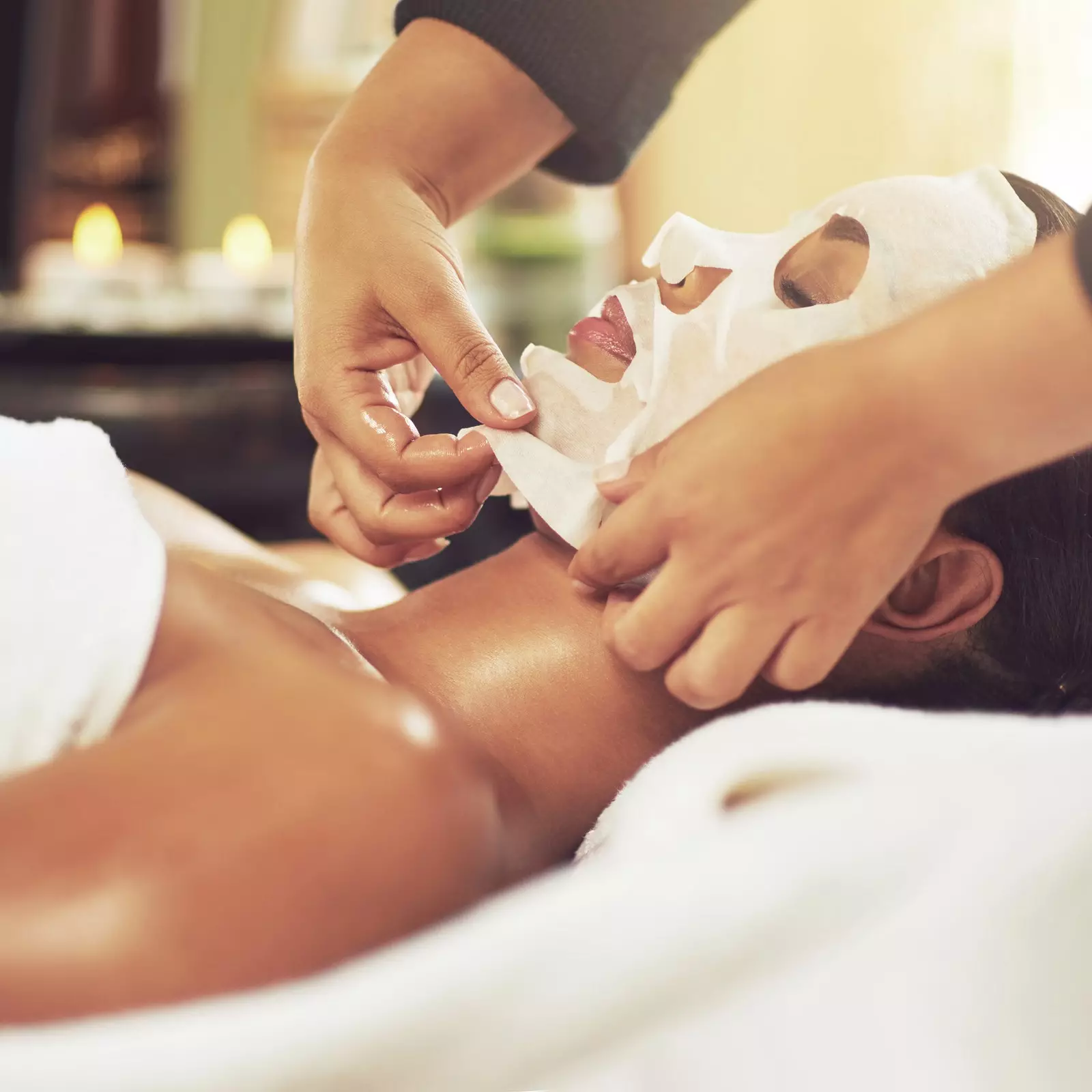 Onye na-ahụ maka ihu na-etinye ihe mkpuchi mpempe akwụkwọ nye nwanyị nọ na spa