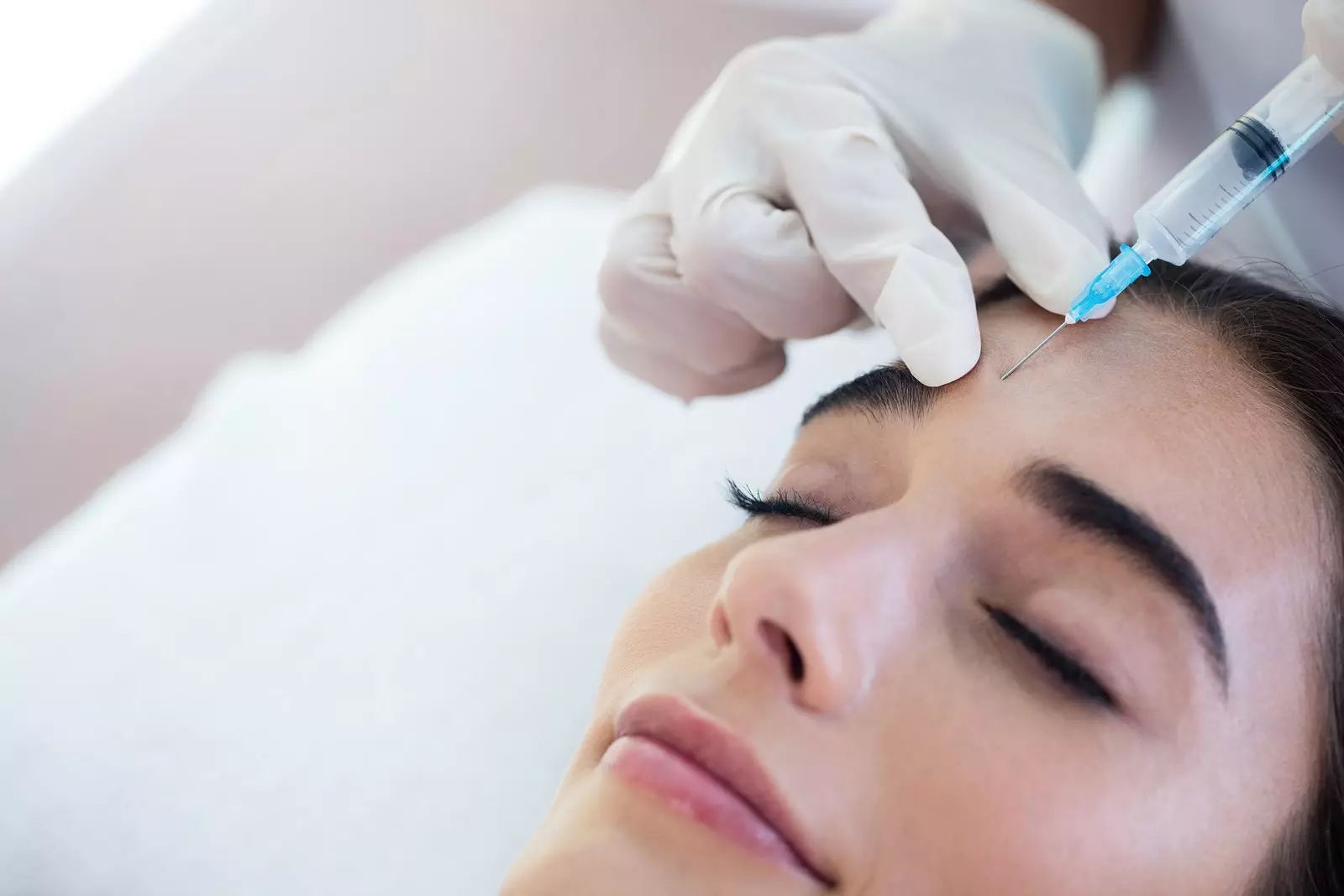 دوختۇر Botox بىلەن ئايالنىڭ پېشانىسىگە ئوكۇل ئۇردى