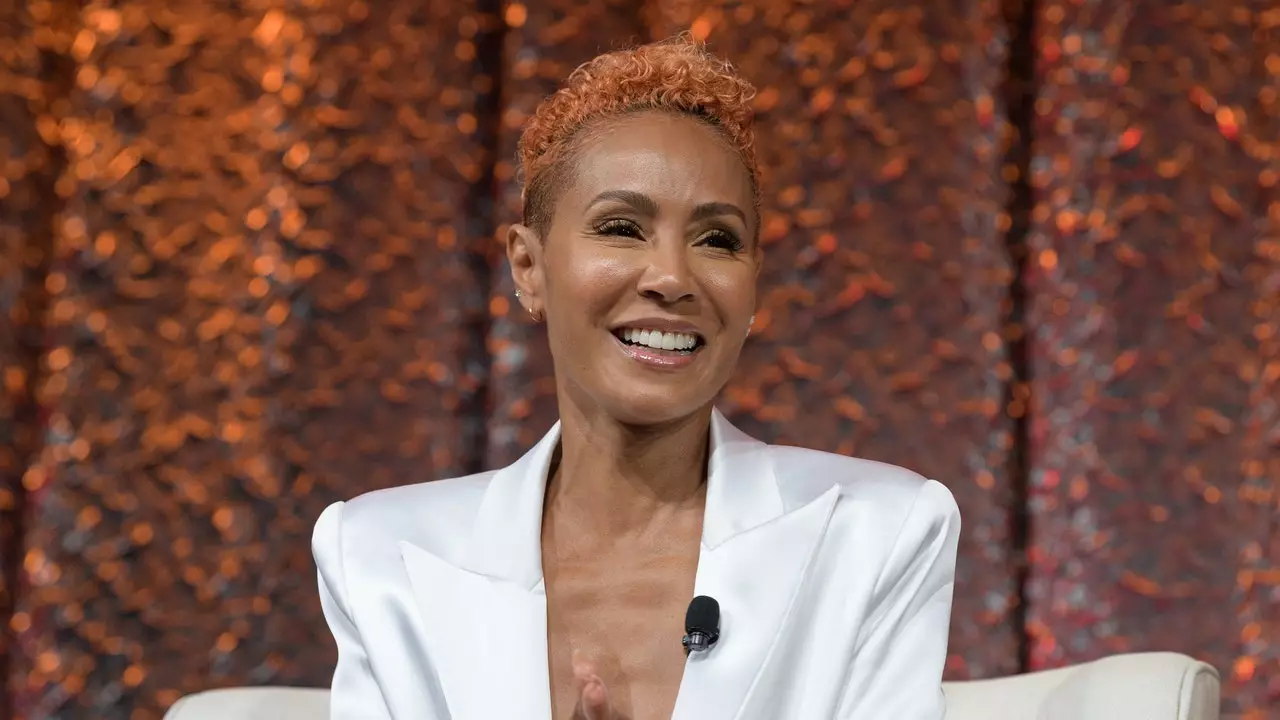 Jada Pinkett Smith kan niet anders dan lachen om de lijn die op haar geschoren hoofd verscheen