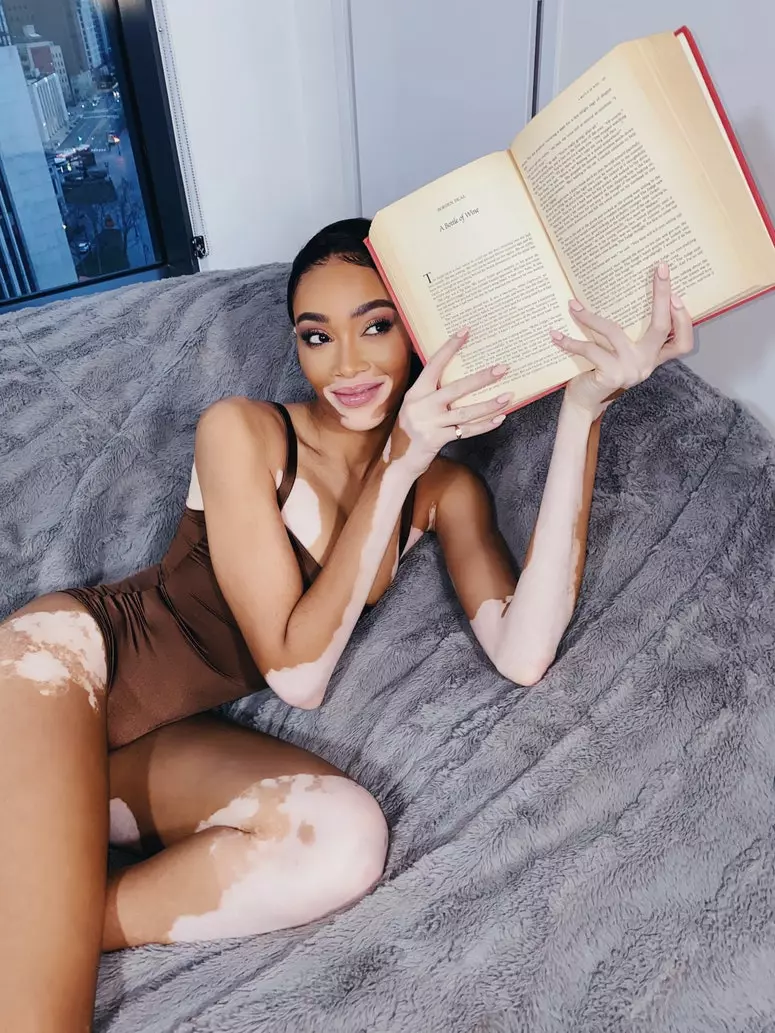 模特 Winnie Harlow 在家中身穿棕色緊身衣、馬尾辮和極簡妝的肖像