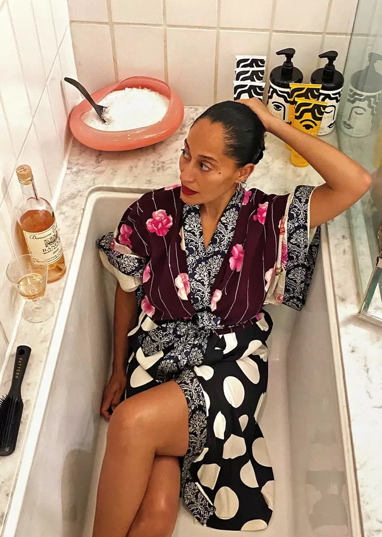 Eserese nke onye na-eme ihe nkiri Tracee Ellis Ross n'ụlọ yi uwe mwụda, bn siri ike, na obere makuep