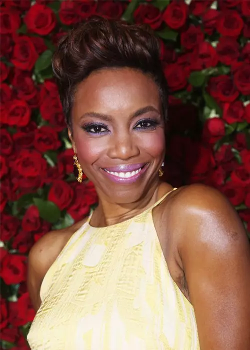 Η εικόνα ίσως περιέχει Heather Headley Face Human Person Plant Flower Blossom λακκάκια και πέταλο