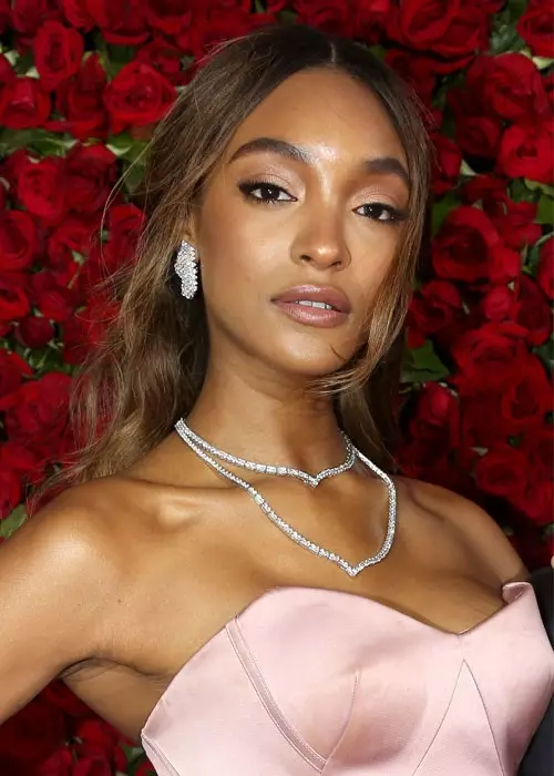 Η εικόνα ίσως περιέχει Jourdan Dunn Plant Flower Blossom Flower Bouquet Human Person Flower Arrangement Rose and Jewelry