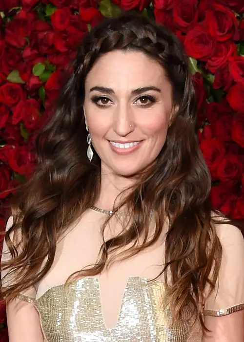 ਤਸਵੀਰ ਵਿੱਚ ਇਹ ਹੋ ਸਕਦਾ ਹੈ Sara Bareilles Flower Plant Blossom Rose Human Person Flower Bouquet Flower Arrangement and Petal