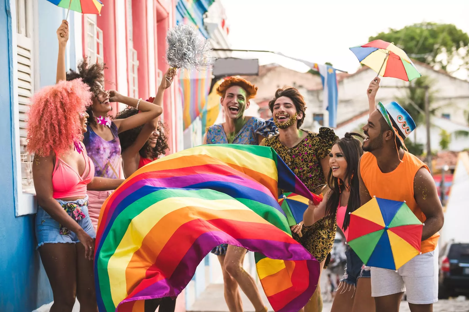 Amigos no Orgulho com uma bandeira do orgulho