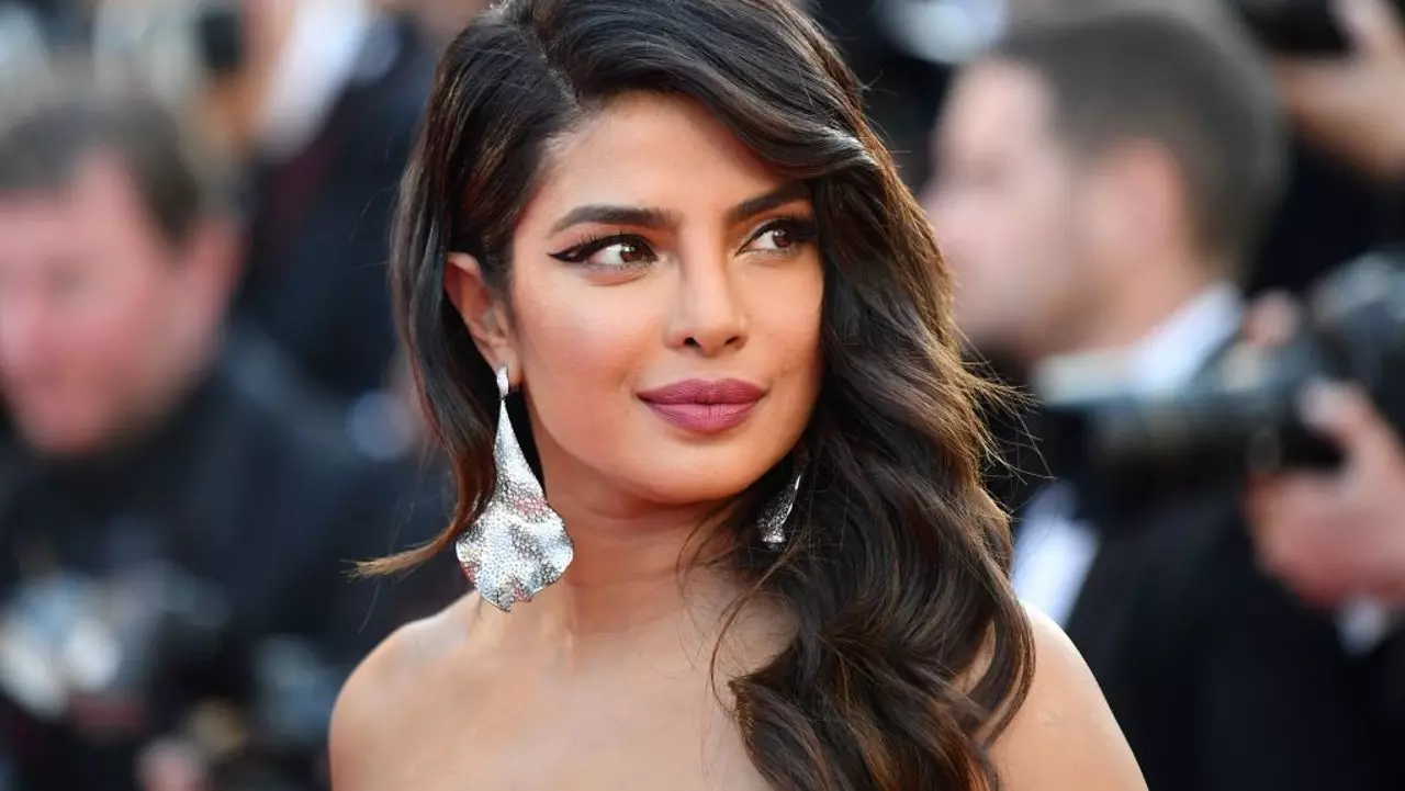 Si Priyanka Chopra ay Hindi Nakikilala Sa Isang Blonde na Bob