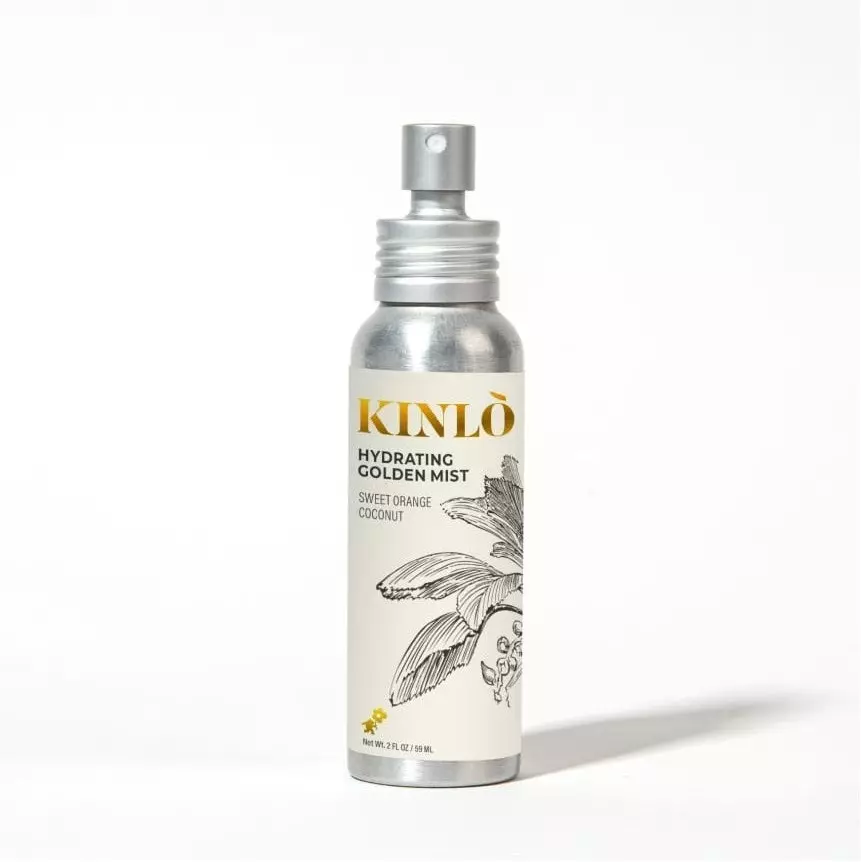 Kinlò Hydrating Golden Mist uz balta fona