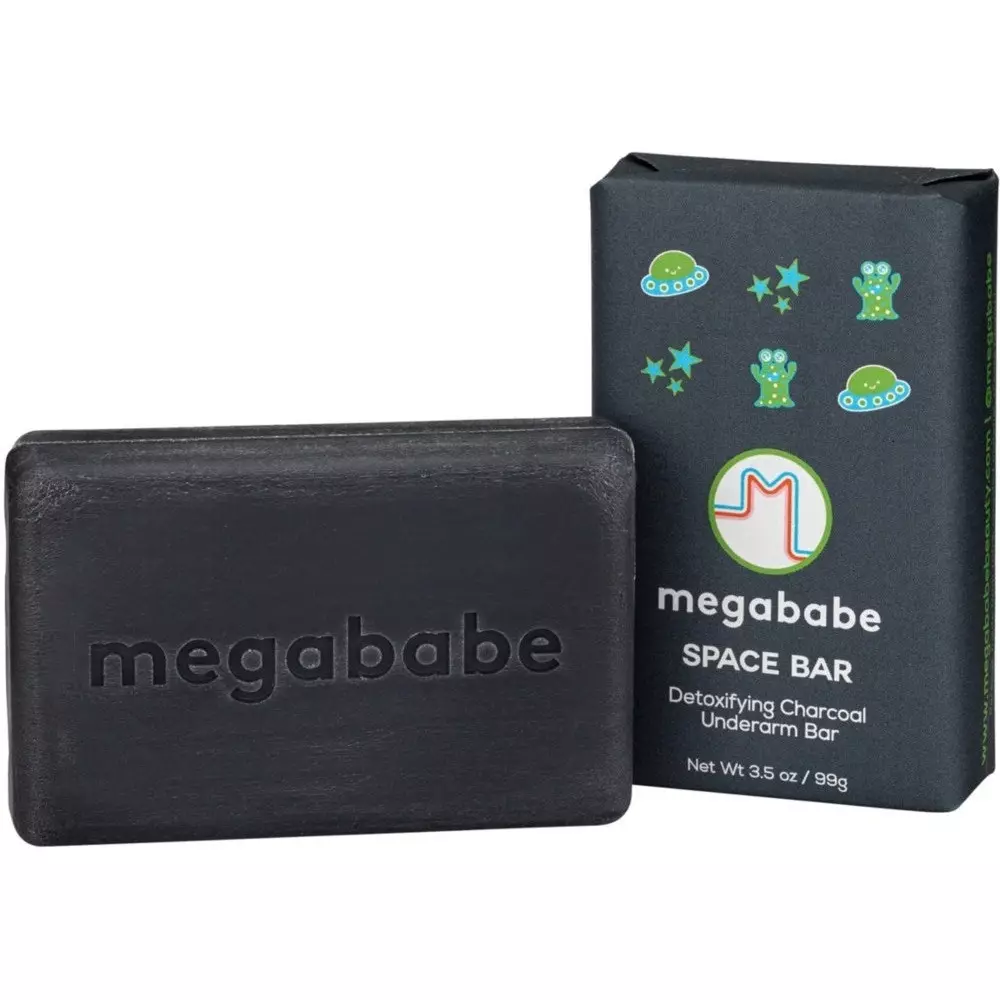 Megababe Space Bar Detoxifying Charcoal Underarm Bar på hvit bakgrunn