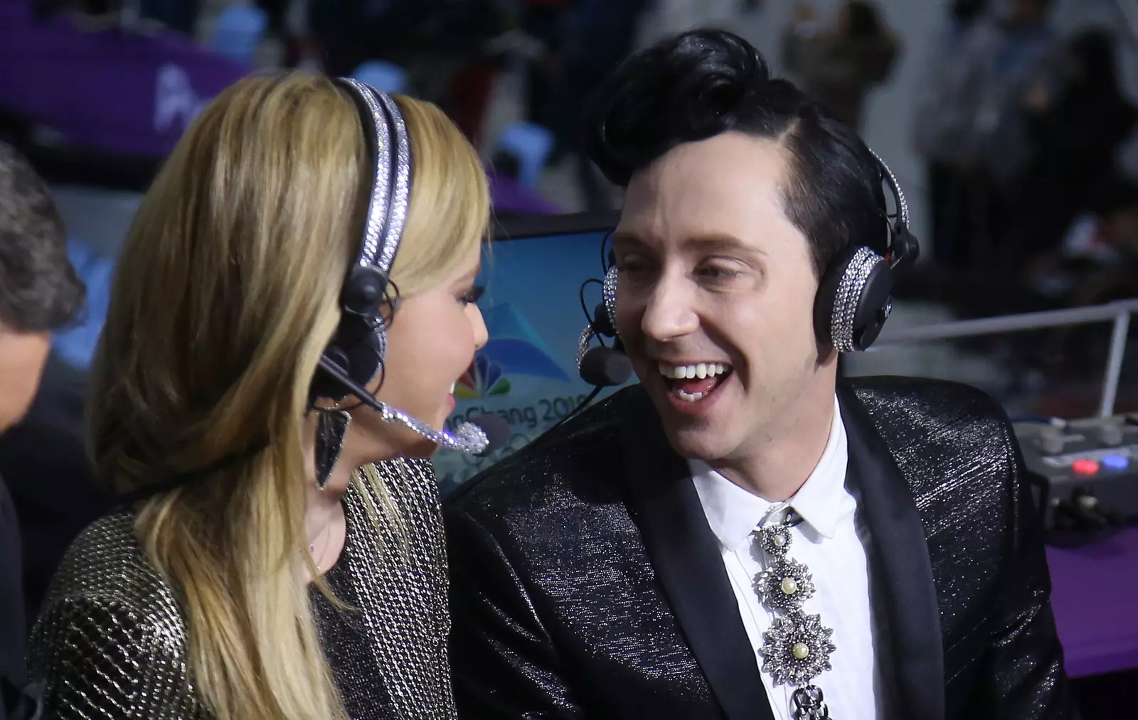 Mae Tara Lipinski a Johnny Weir yn gwneud sylwadau ar gyfer Digwyddiad Tîm Sglefrio Ffigyrau NBC Sports yn ystod Gemau Olympaidd y Gaeaf 2018